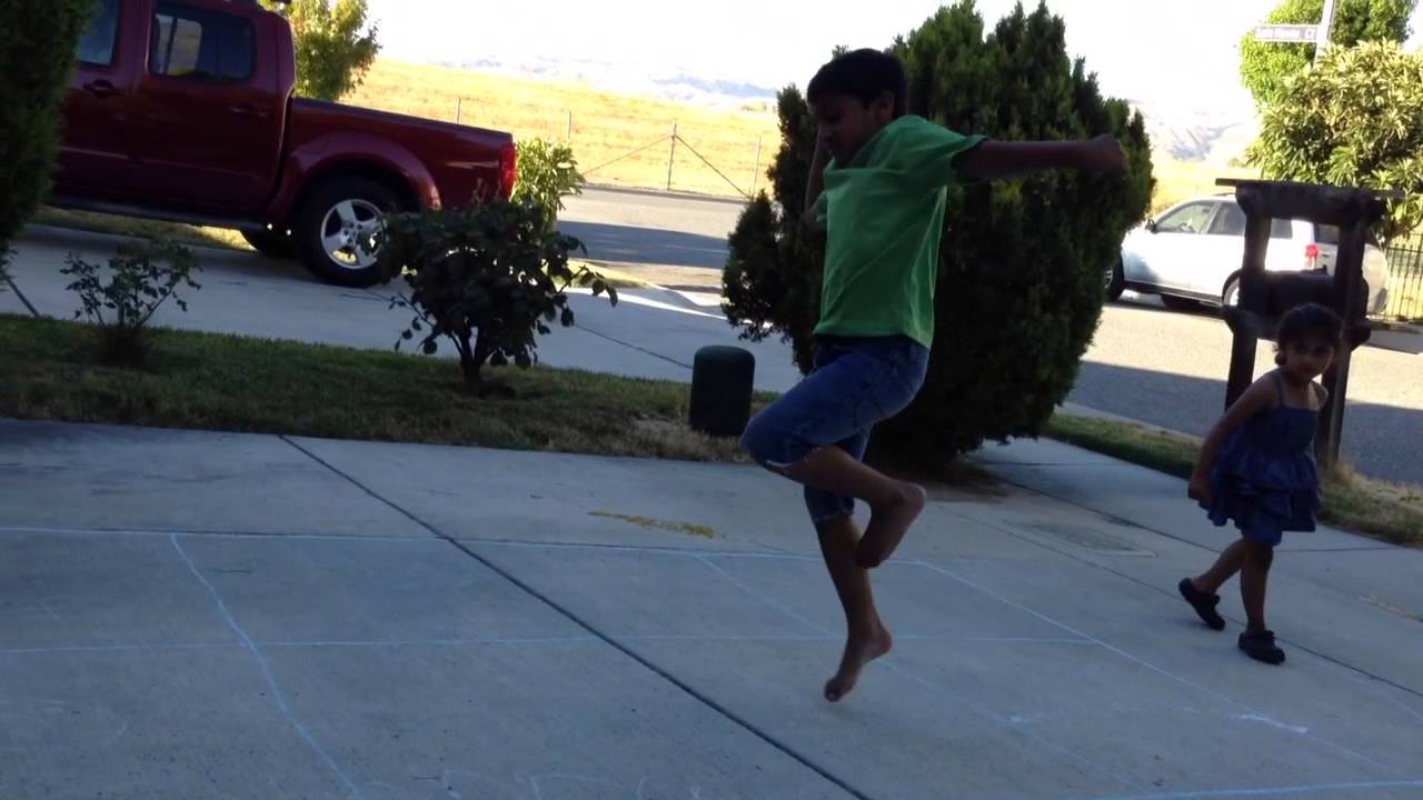 Kids playing Paandi - YouTube