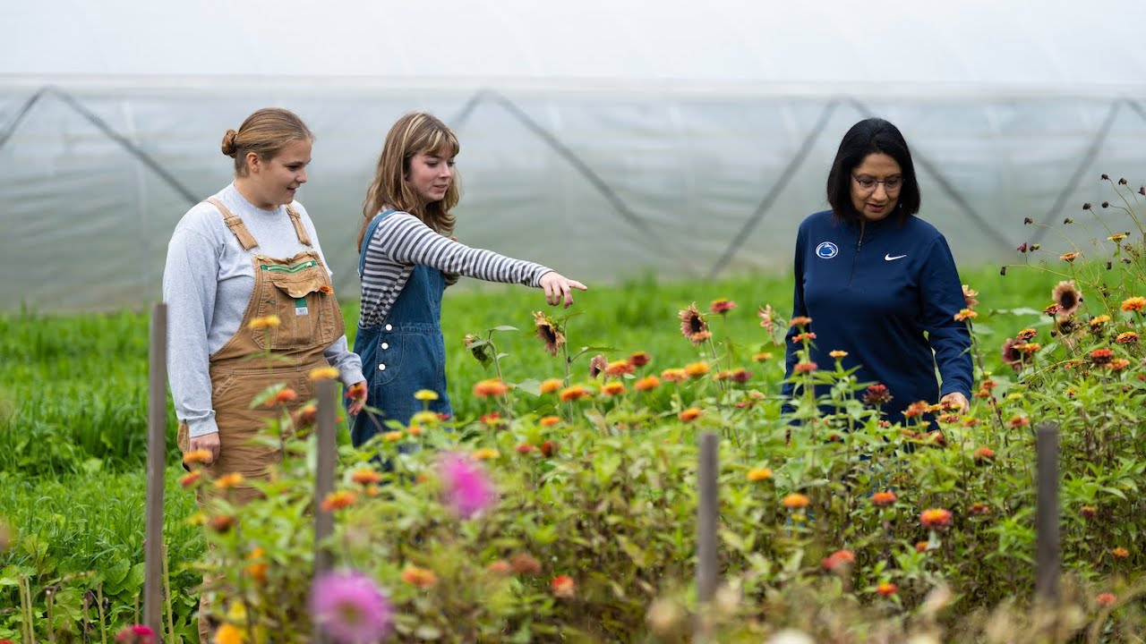 President Neeli Bendapudi visits the Dr. Keiko Miwa Ross Student Farm ...