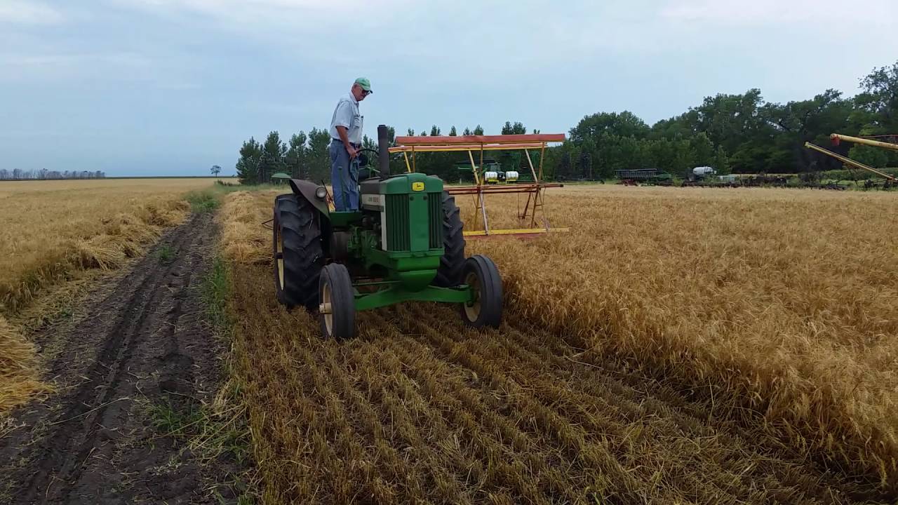 John deere 620 pulling mccormick power binder - YouTube