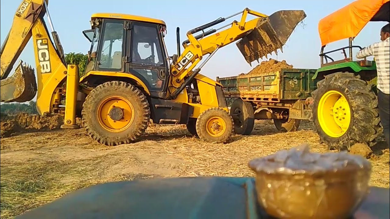 new jcb 3 dx backhoe machine loding red mud in jhondeere 5050 d and Mahindra tractor !! jcb ...