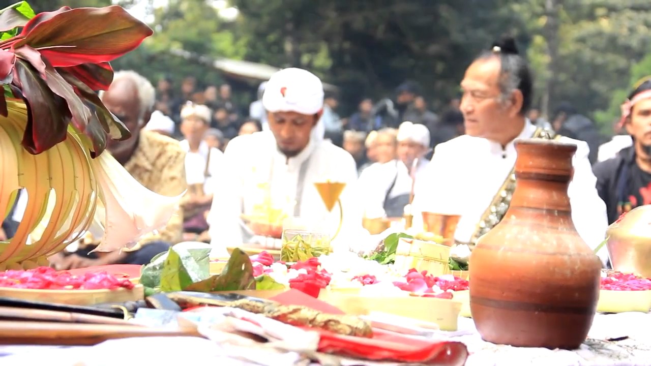 Upacara Ngertakeun Bumi Lamba adalah upacara - Lensa USB - YouTube