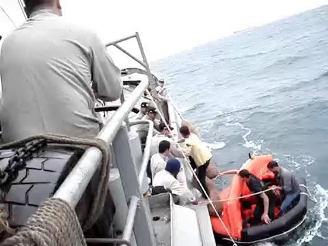 Resgate de naufragados com balsa salva vidas Angevinier - YouTube