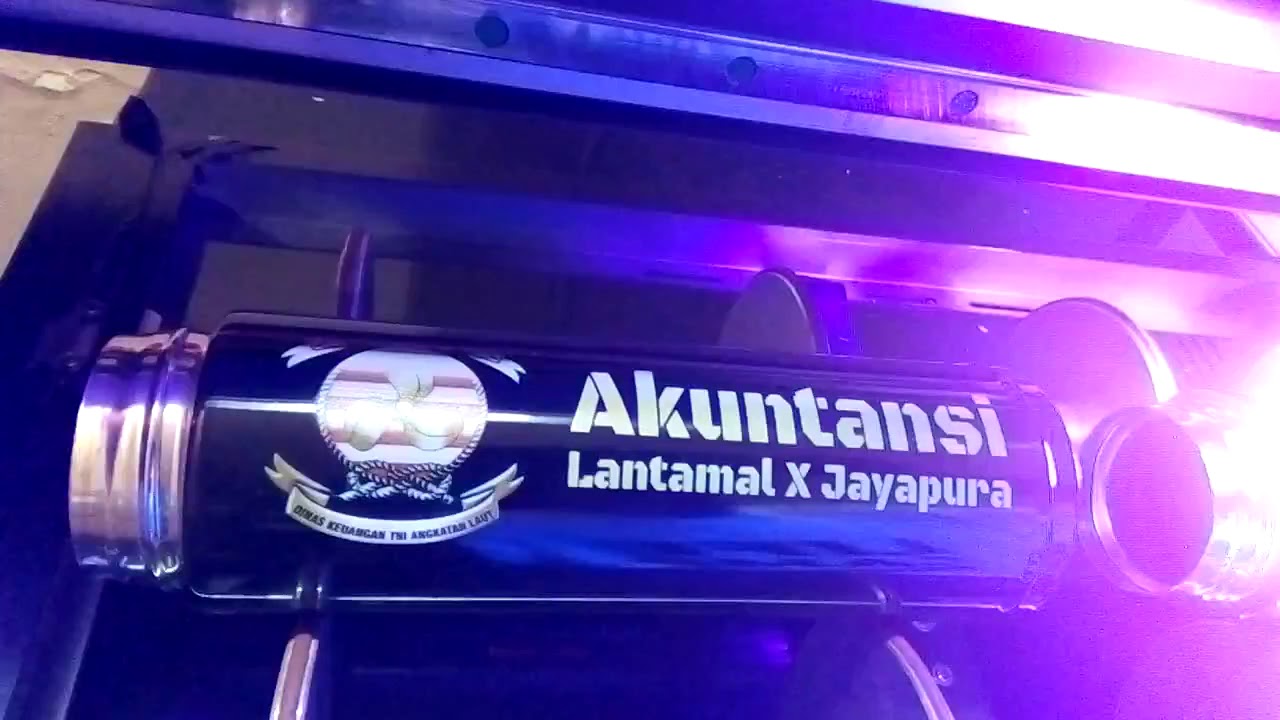Proses cetak grafir laser rotary pada thumbler logam - YouTube