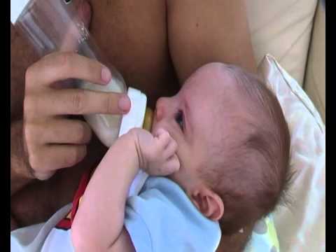 Primeira mamadeira do Gabriel