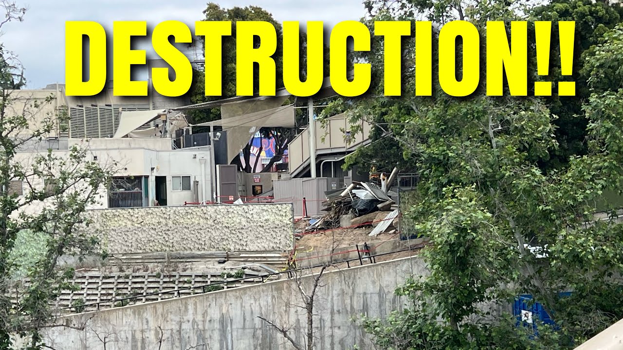 Animal Actors Stage DESTRUCTION! | Universal Studios Hollywood! - YouTube