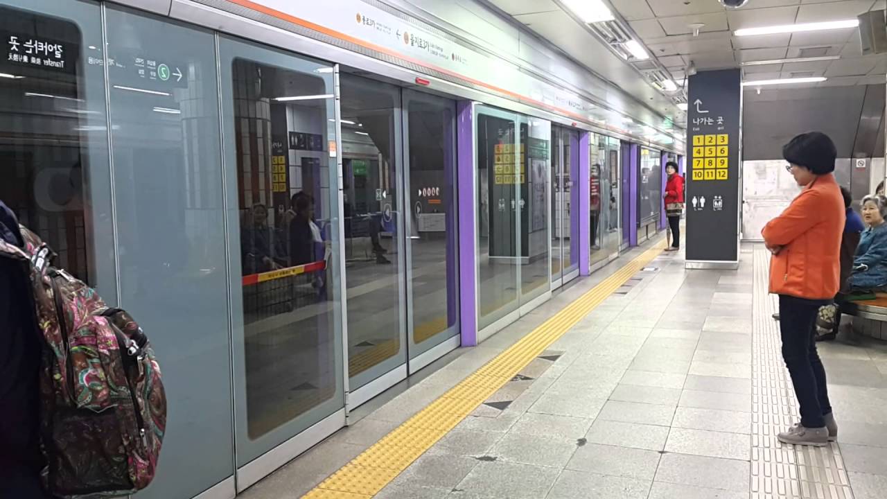 Music in Seoul subway on train arrival - YouTube