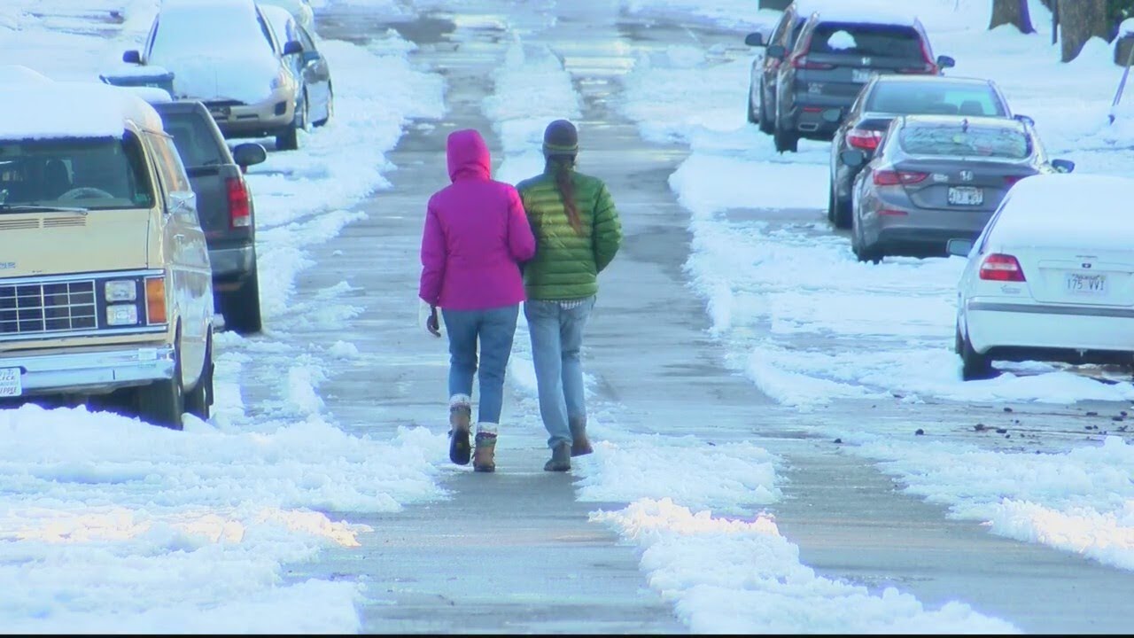 Little Rock streets remain slick after heavy snow - YouTube