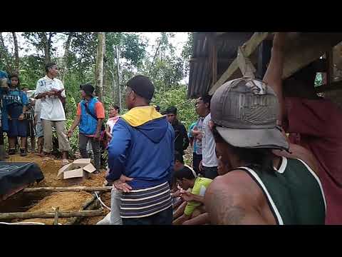 Proses pemakaman Putra dan Putri yang terkena sengatan Listrik di Dusun Melikar, Sungai Betung