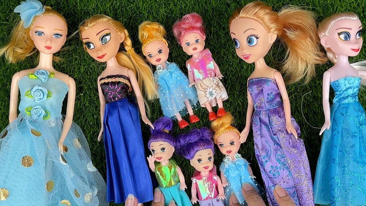 Elsa and Anna toddlers are packing | Kids play with their dolls ...