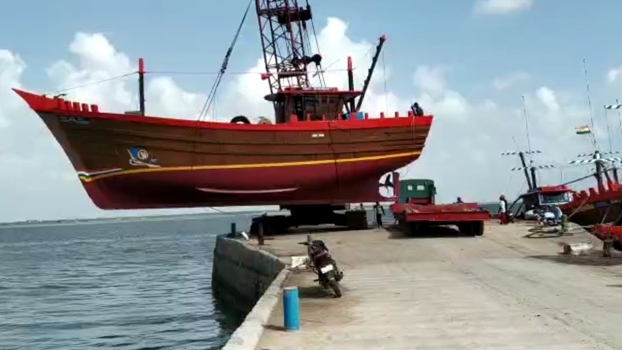 OKHA PORT पे NEW BOAT LAUNCHING | Saqib Hunerkar Vlogs - YouTube