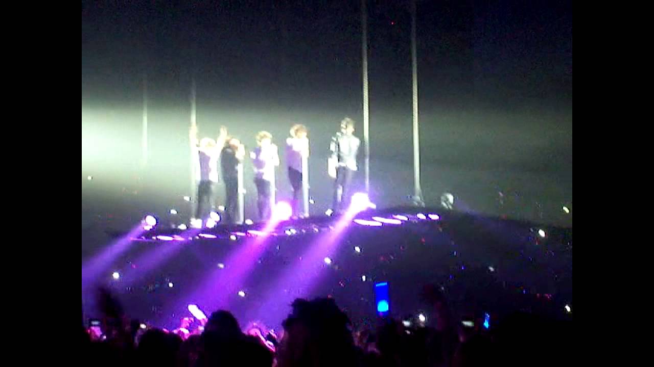 One Direction Live in Concert - One Direction Singing Change My Mind ...