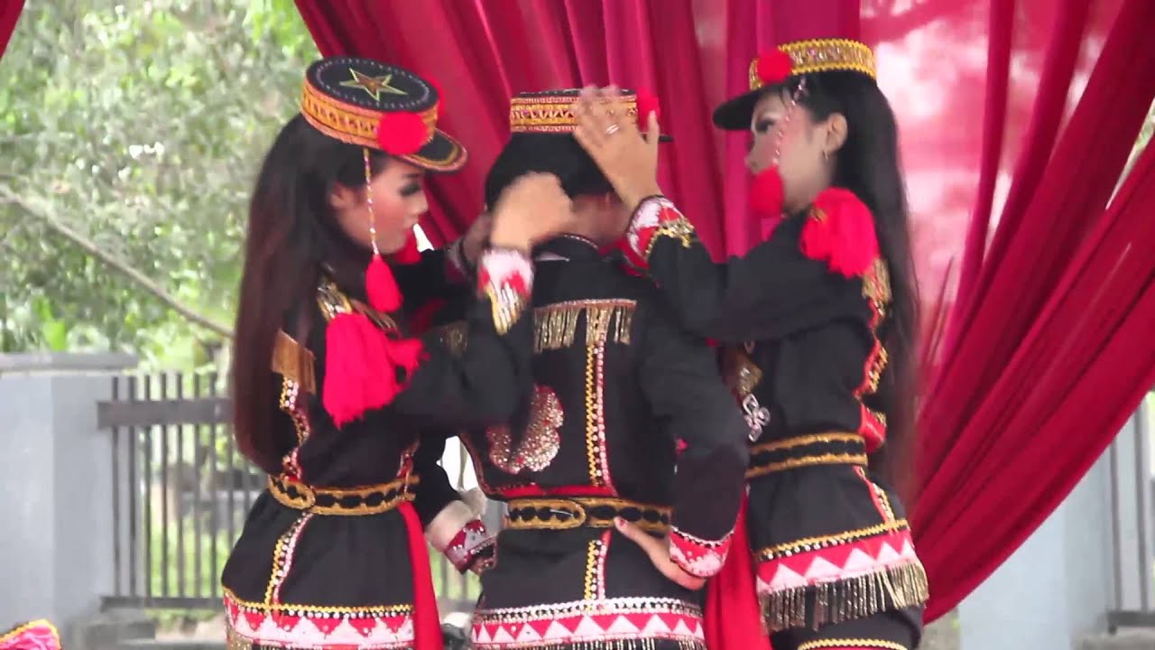 Angguk Dance: The Trance, The Costume, and The Rope - YouTube