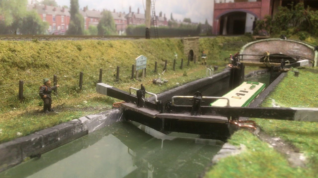 Model Narrowboat going through the lock - YouTube