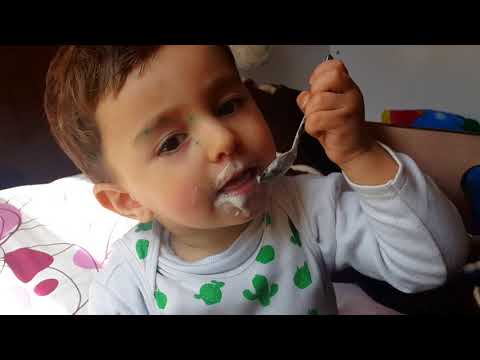 Yoqurt yeyen sirin ve gulmeli usaq/yogurt yiyen tatli,komik bebek.1yas