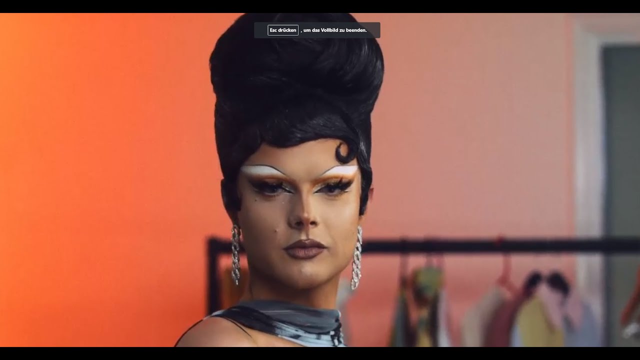Wie sich Sam Handley in Gothy Ken Doll verwandelt - YouTube