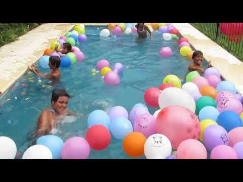 Niños jugando con Globos En La Piscina - Children playing with balloons in swimming pool