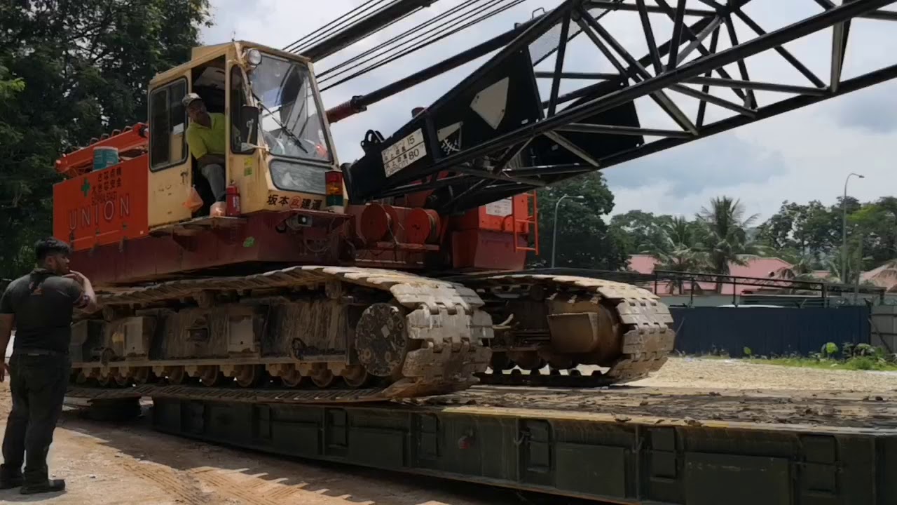 CCH800 LOADING ONTO SHACMAN LOW LOADER - YouTube