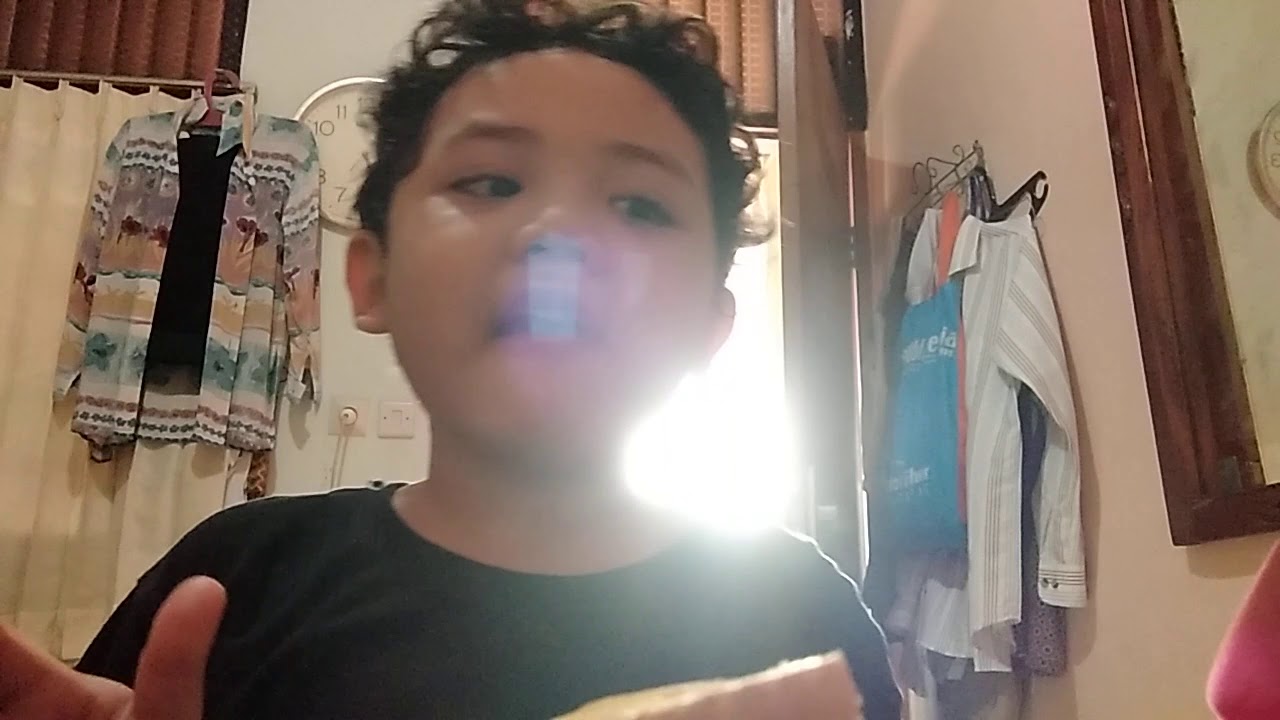 kynan lagi makan roti panggana keju - YouTube