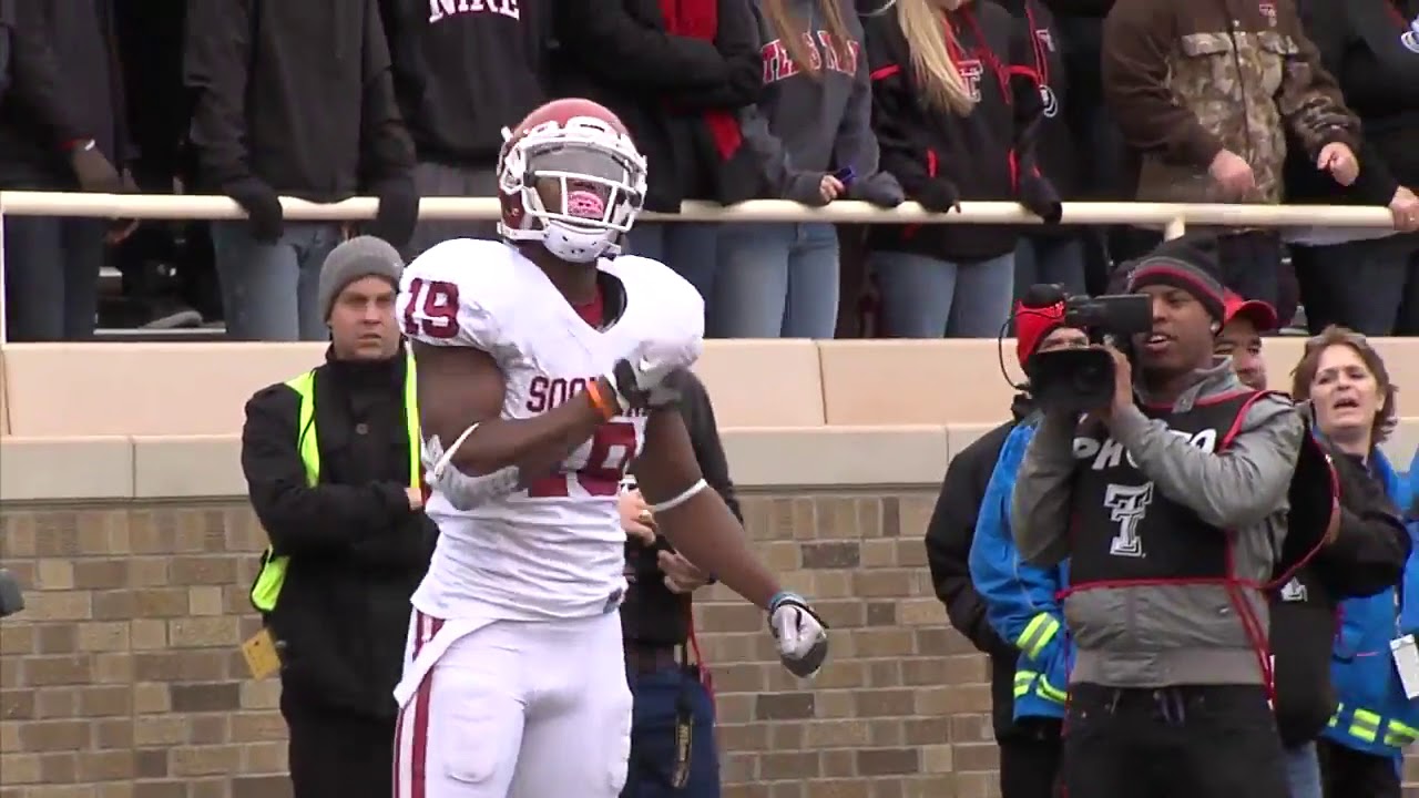 Longhorns quarterback David Ash has grown as a leader, decision-maker