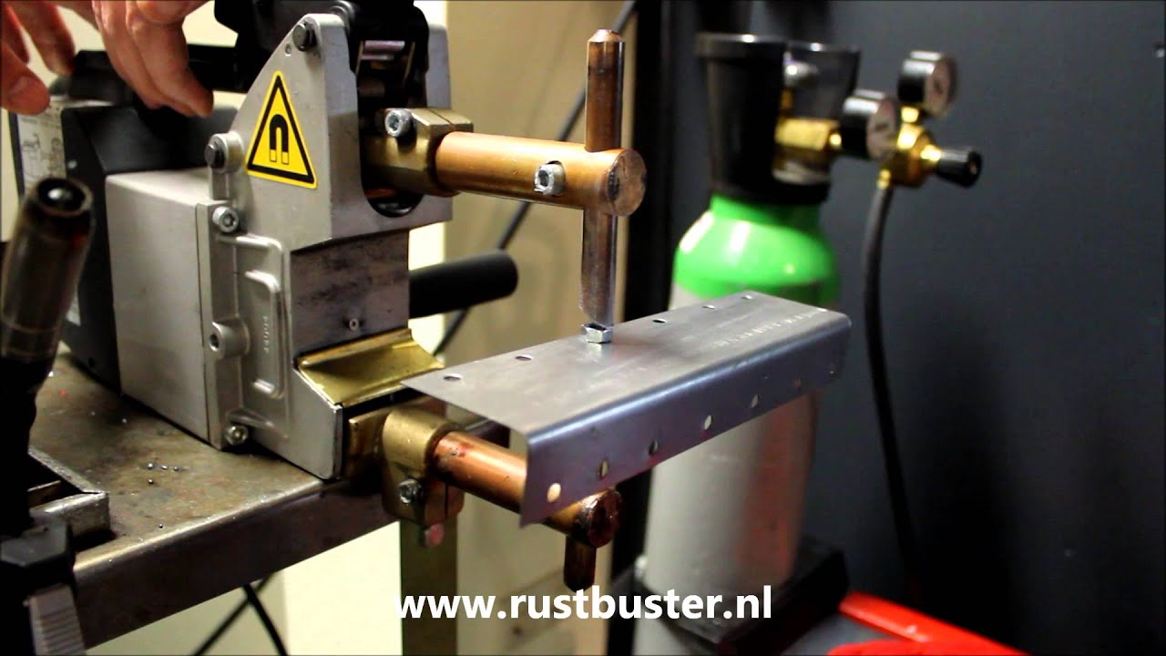 Puntlassen moer aan plaatwerk - YouTube