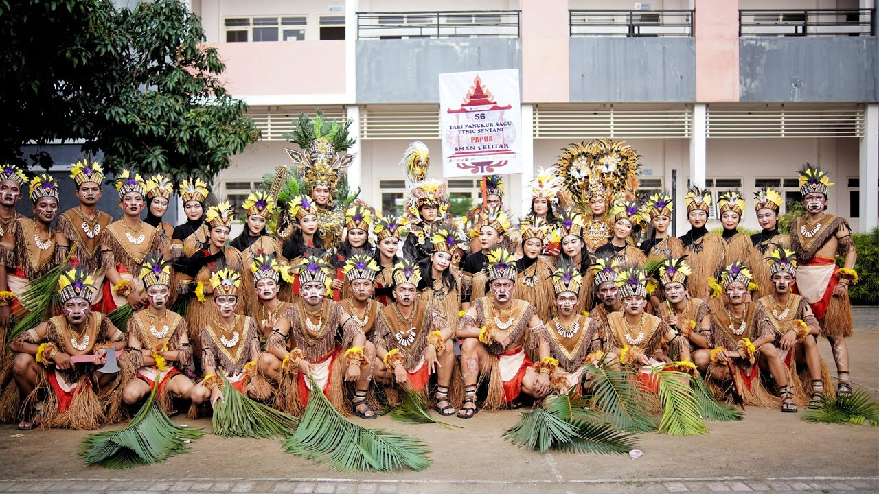 Blitar Ethnic National Tari Pangkur Sagu Papua SMAN 3 Blitar - YouTube