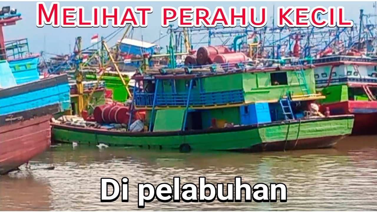 Melihat perahu kecil di pelabuhan - YouTube