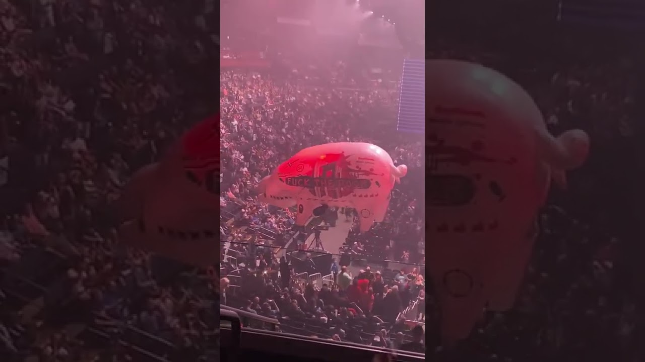 @Roger Waters Inflatable Pig 🐖@ Nationwide Arena - YouTube
