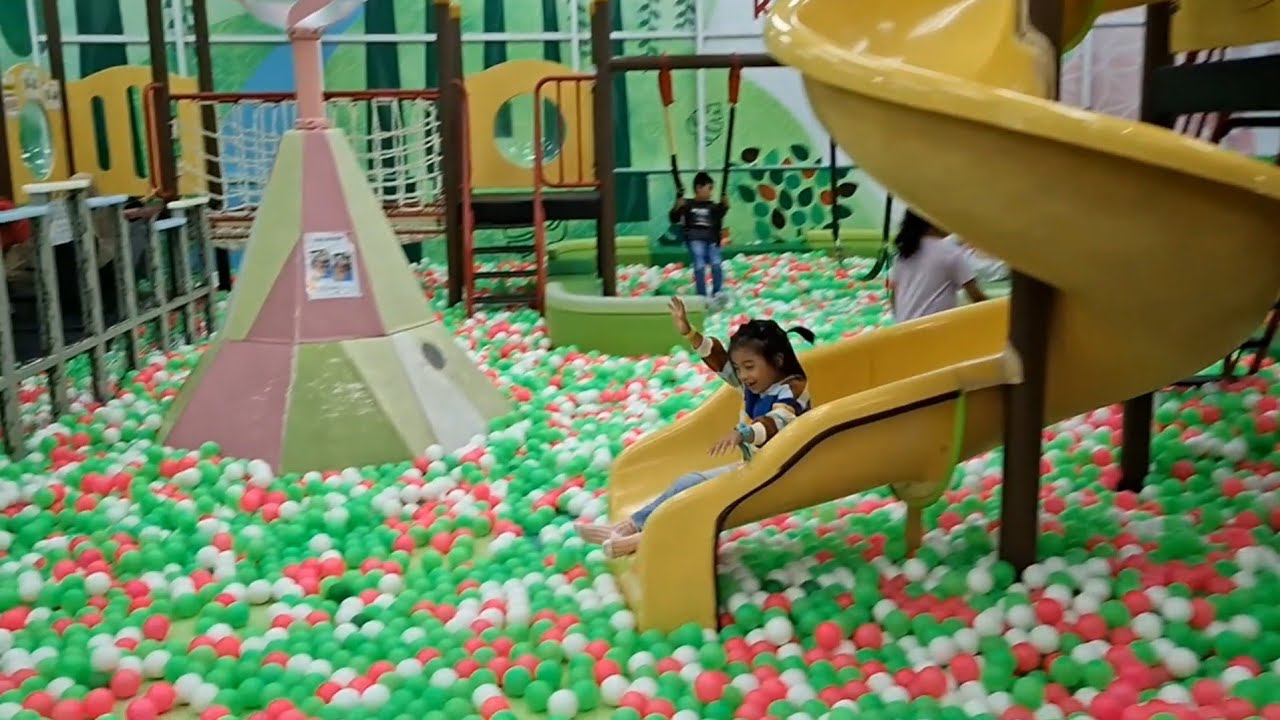 MANDI BOLA DI KIDS ZONA, SERU GAESS !!! Almeera Vlog - YouTube