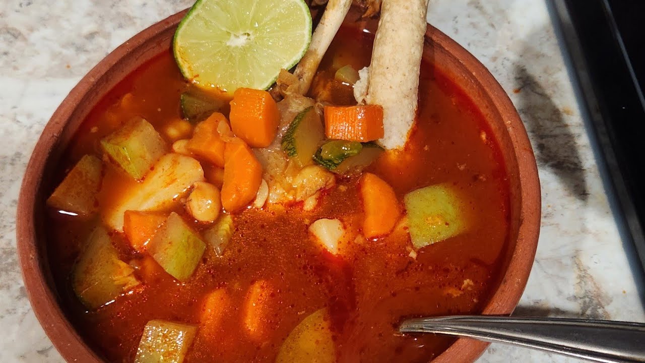Caldito de Pollo Rojo con garbanzos y vegetales 😋🍗 - YouTube