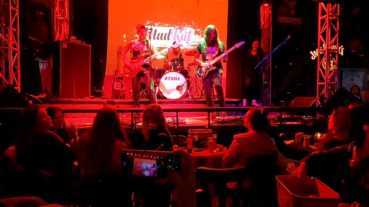 Mad Kat: Sola (En vivo) - YouTube