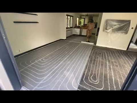 nachträglich eingebaute Fußbodenheizung richtig mit Ausgleichsmasse verspachteln. - YouTube