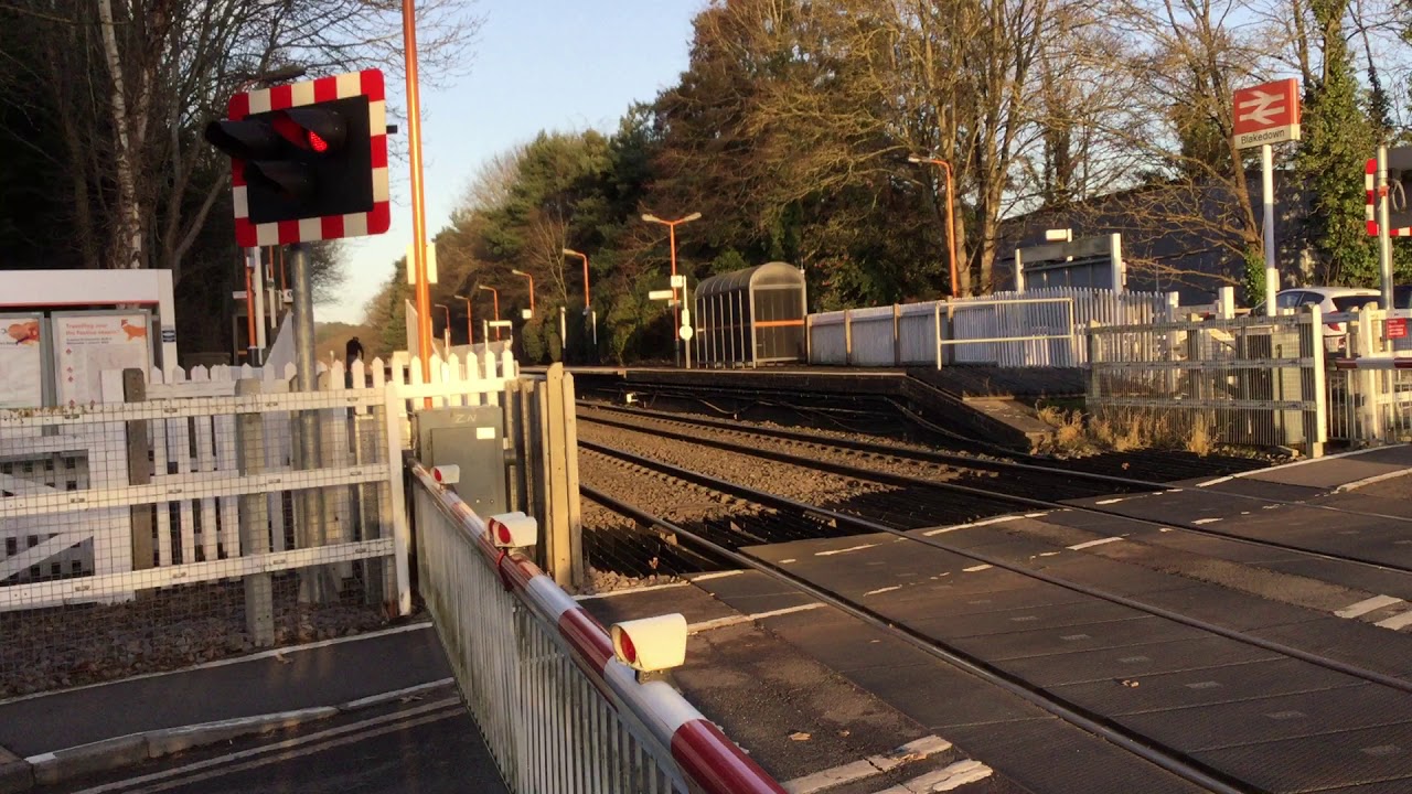 *Ex-EMT Class 153* Blakedown Station Level Crossing (Worcestershire) 09 ...