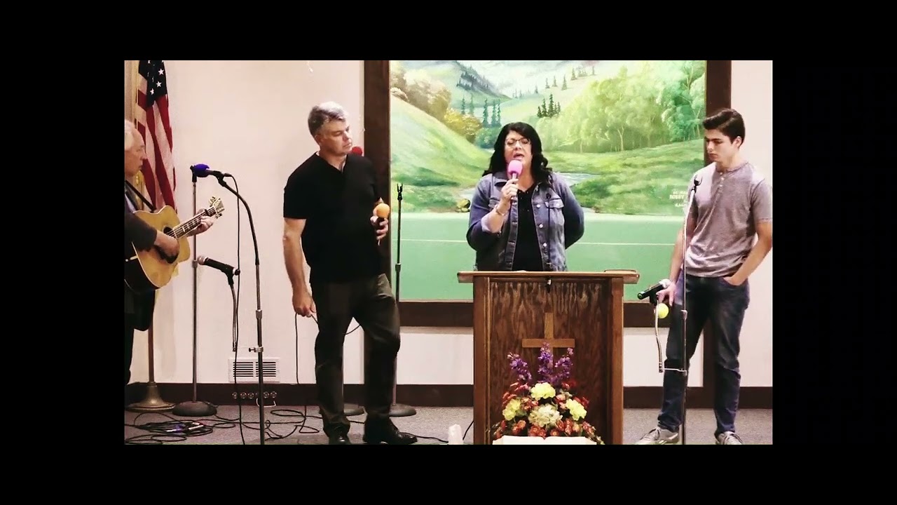 Fox Family Sing - YouTube