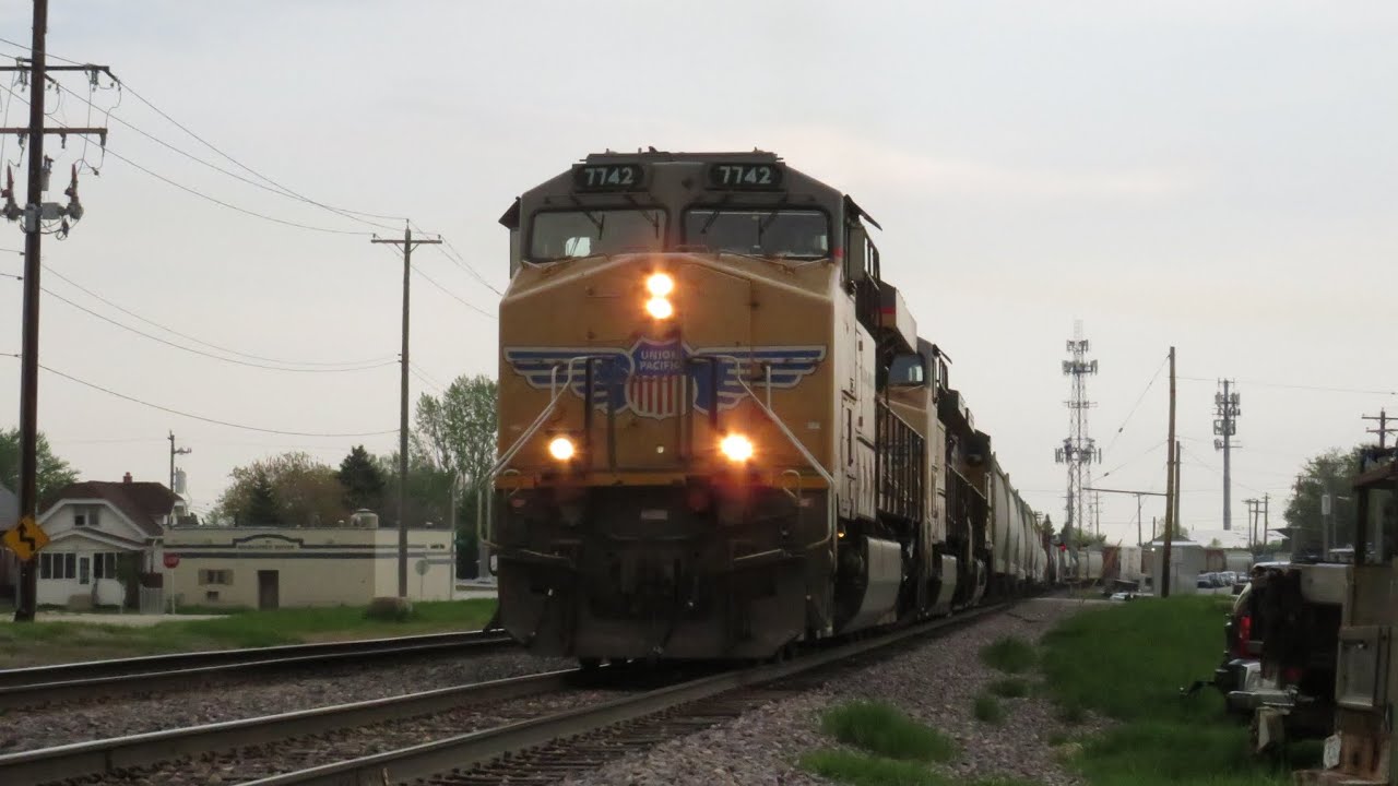 UP 7742 leads MCHAL past 73rd Street on the Union Pacific Milwaukee Subdivision|5/4/24 - YouTube