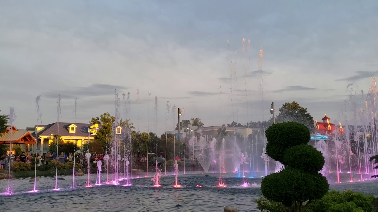 Sweet Caroline fountains dance at The Island in Pigeon Forge - YouTube