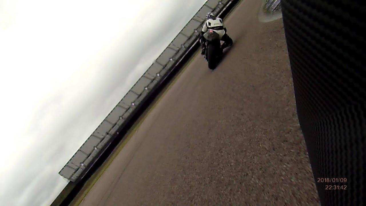 Tony Kendrew RSV4 Stale Thomas S1000RR - YouTube