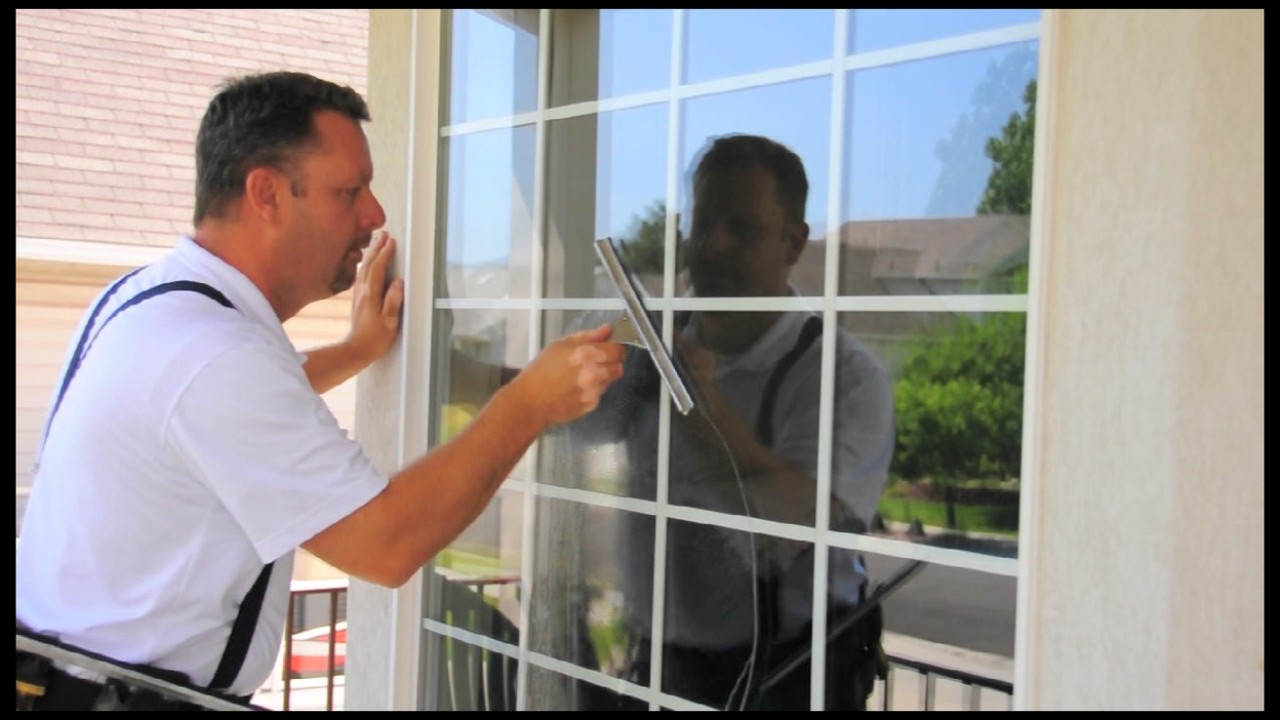 Limelight Window Cleaning Utah - Window Cleaning Demonstration - YouTube