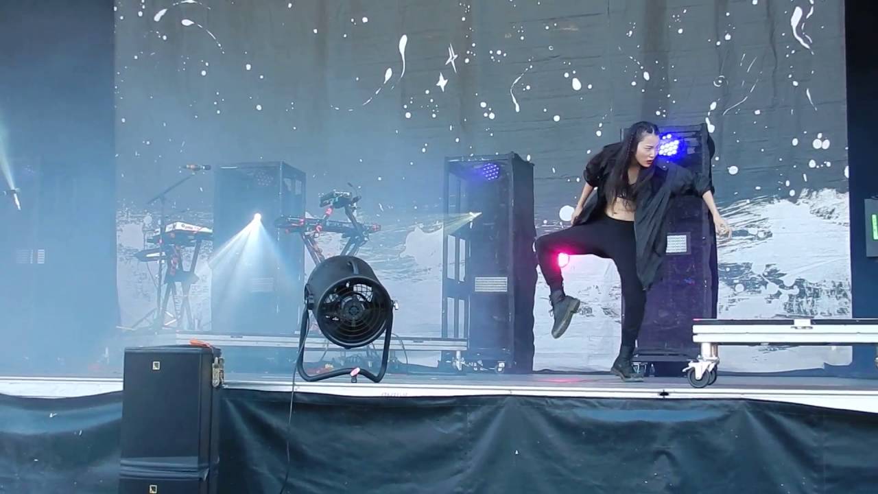Grimes - Laughing and Not Feeling Normal @ Osheaga 2016 - YouTube