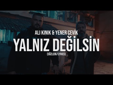 Ali Kınık & Yener Çevik - Yalnız Değilsin (Sözleri / Lyrics)