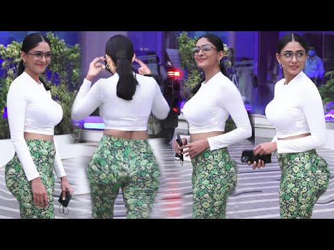 Hotness Overloaded 😍🤤.. Mrunal Thakur Looking Hot & $exy In Tight Outfit Snapped At Murad Khetani