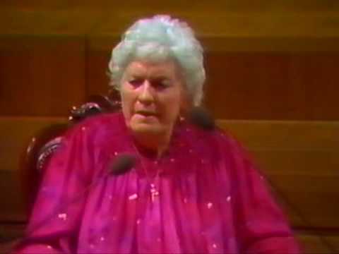 Doris Stokes - The Barbican 1986 (5/10) - YouTube