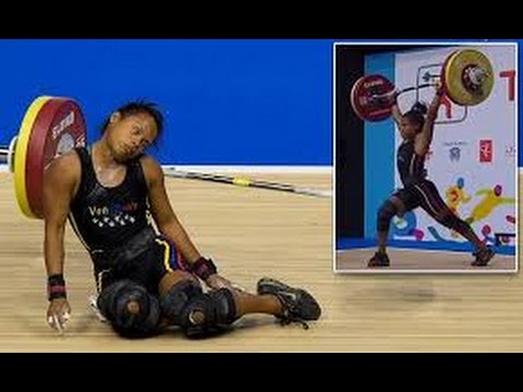 Weightlifter faints and collapses under collossal strain - but picks ...