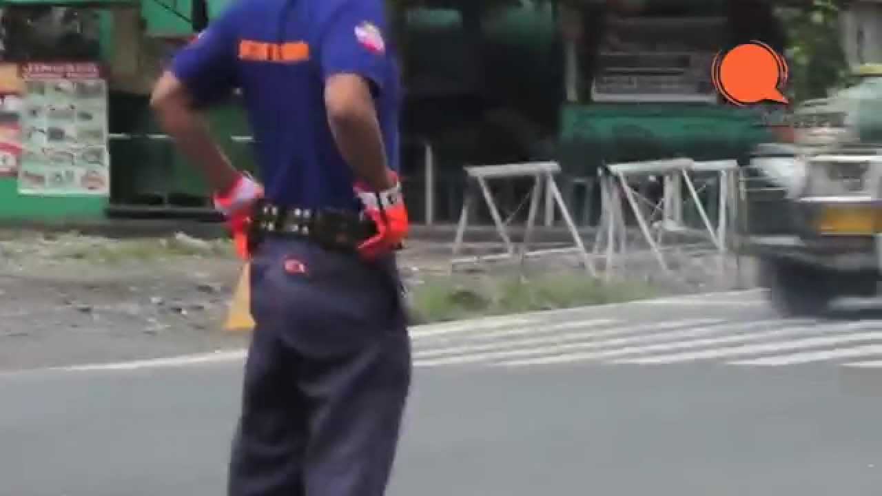 Dancing traffic enforcer moves and shakes to the beat - YouTube