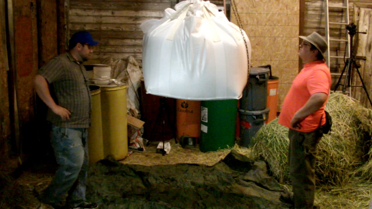 Feed Mill, How we handle our 1000lb totes of feed. - YouTube