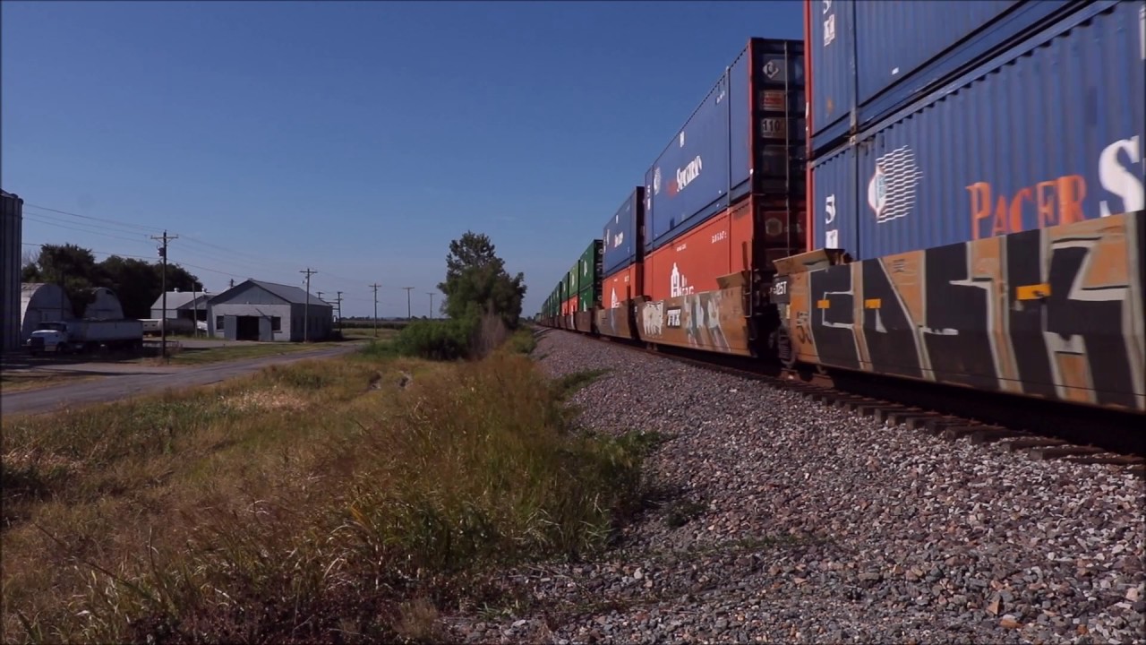 Union Pacific UPS train northbound at Bell City Missouri - YouTube