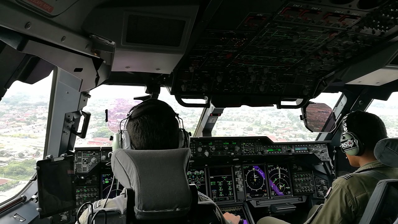 Exclusive Cockpit view @ RMAF Airbus A400M - Approaching Subang AFB ...