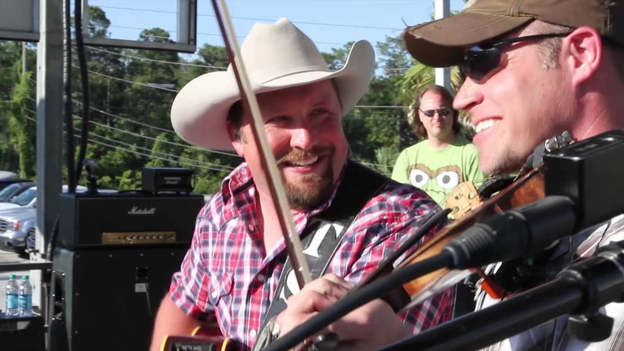 Tate Stevens- Holler If You're With Me-Live On The Lot - YouTube