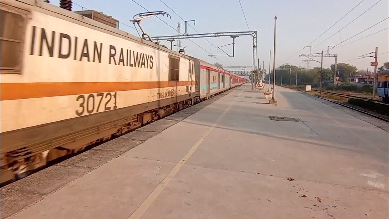 Samta Express at full speed तुगलकाबाद WAP 7 के साथ। - YouTube