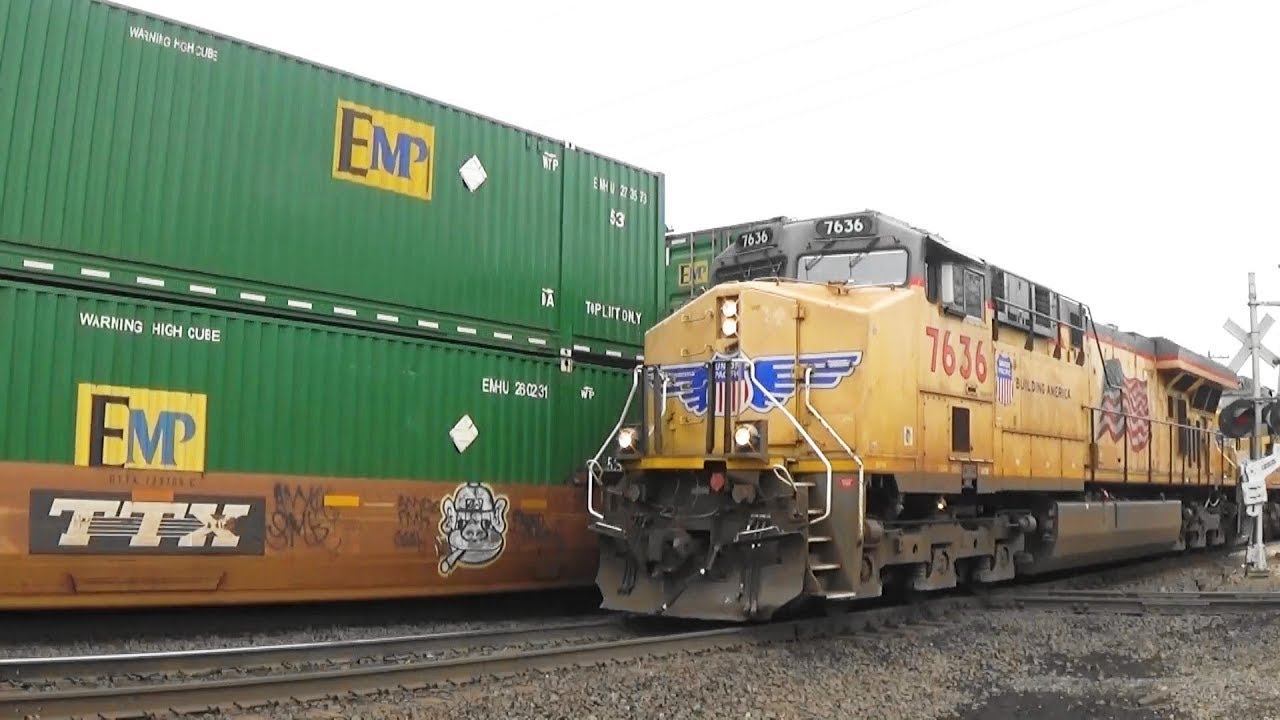 UP 7391 West Races UP 7636 West, West Chicago, IL - YouTube