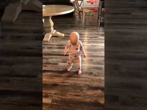 Bebeğin Tatlı Hareketleri #bebek #bebekvideoları #bebekgülmesi #komik #gülme #haykirma #komik